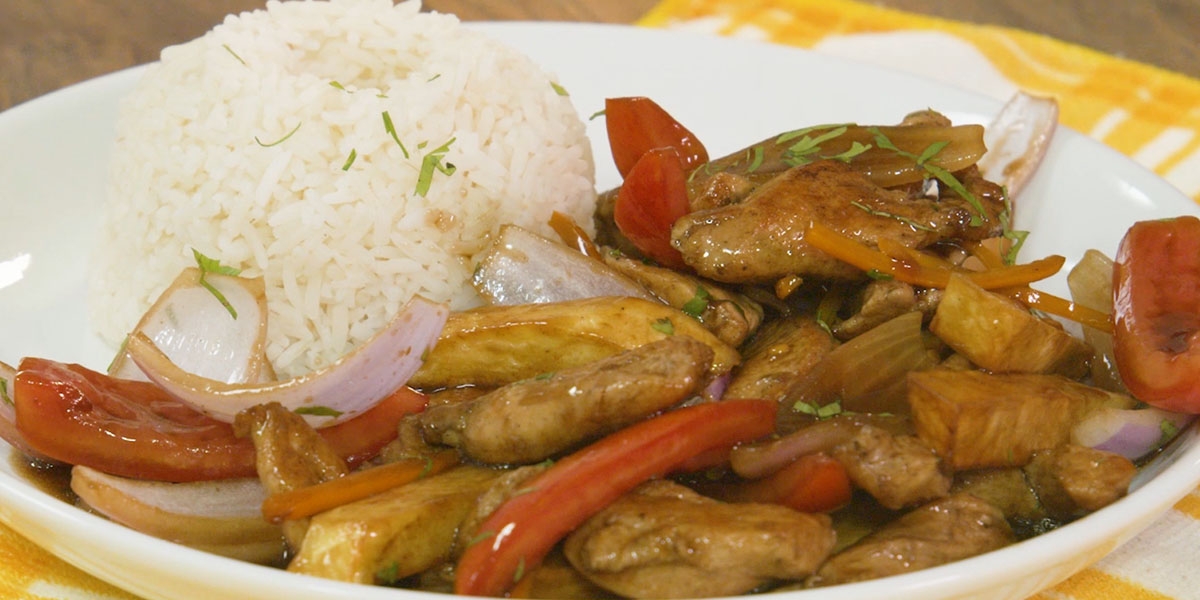 Pollo Saltado Peruano: Una Exquisita Receta - ElCocineroLatino.com